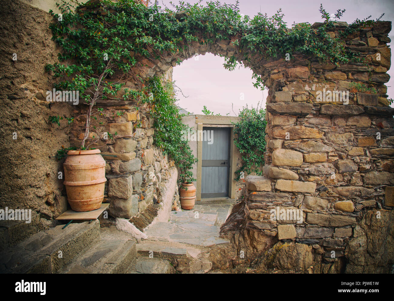 Old stone archway hi-res stock photography and images - Alamy