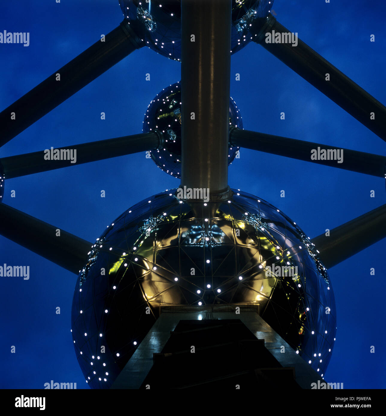 the Atomium at night, Brussels, Belgium, 01/09/2007 Stock Photo - Alamy