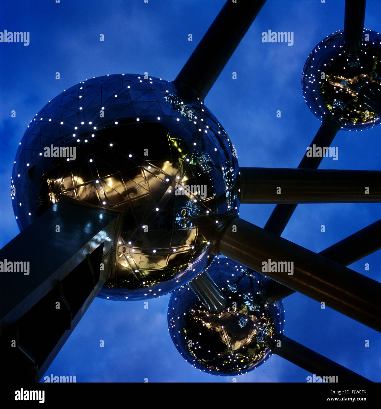 the Atomium at night, Brussels, Belgium, 01/09/2007 Stock Photo - Alamy