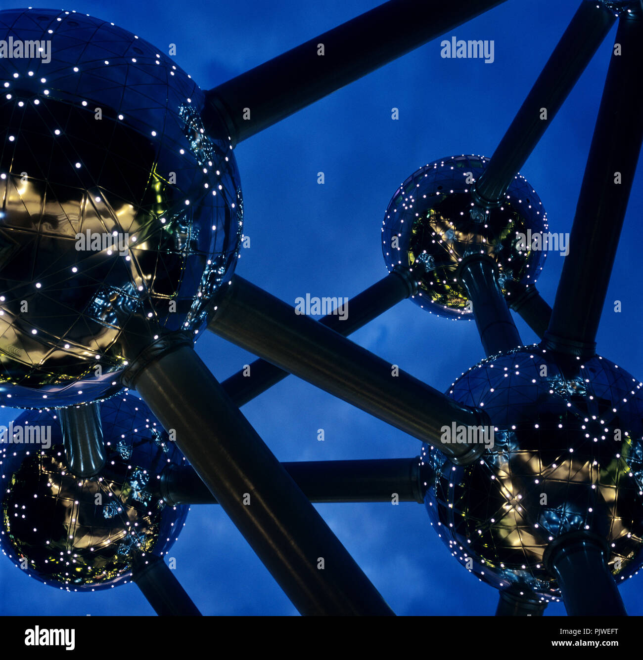 Atomium night view brussels belgium hi-res stock photography and images ...