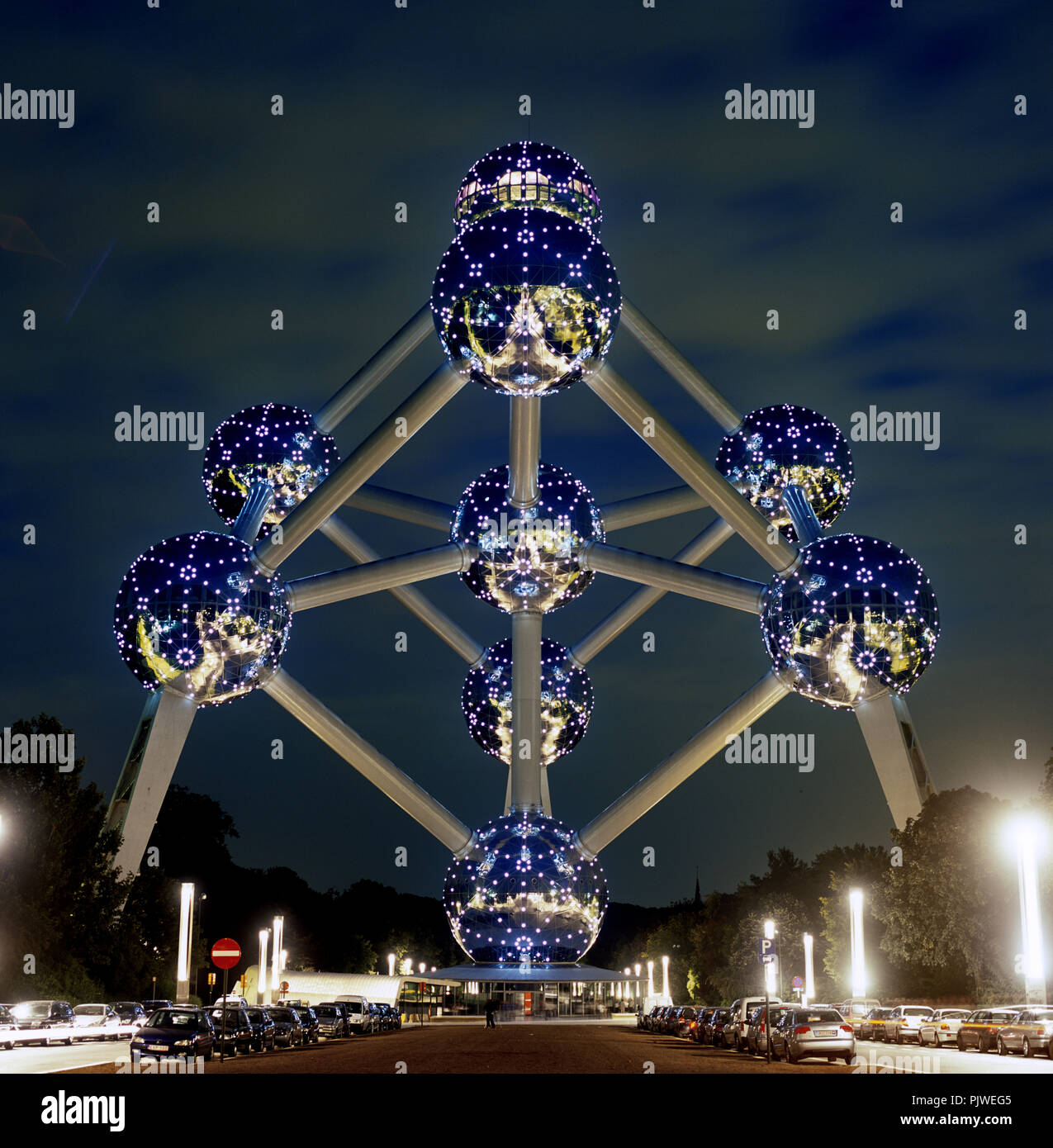Atomium night view brussels belgium hi-res stock photography and images ...