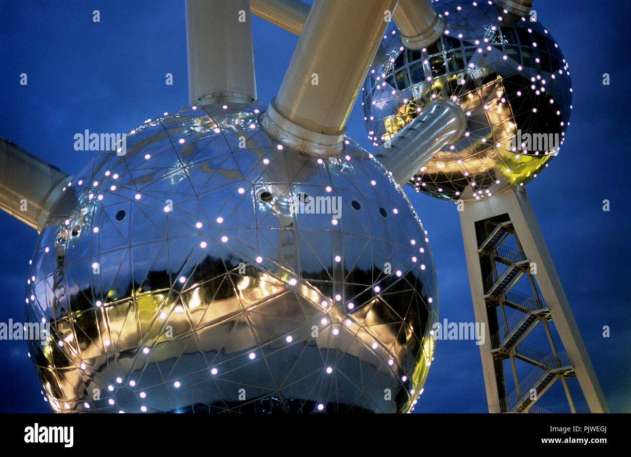 the Atomium at night, Brussels, Belgium, 01/09/2007 Stock Photo - Alamy
