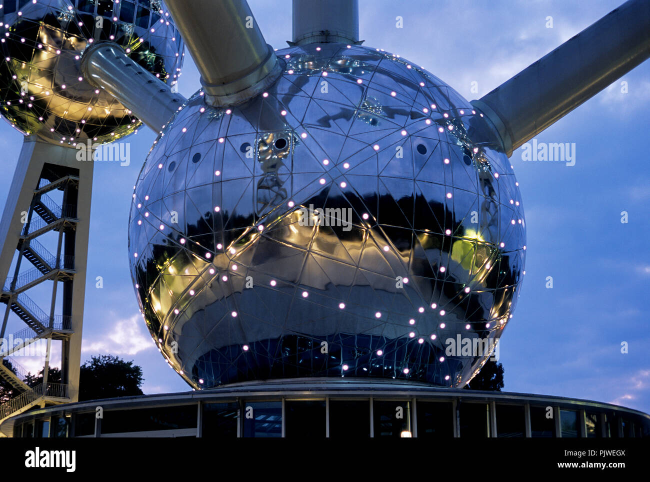 the Atomium at night, Brussels, Belgium, 01/09/2007 Stock Photo - Alamy