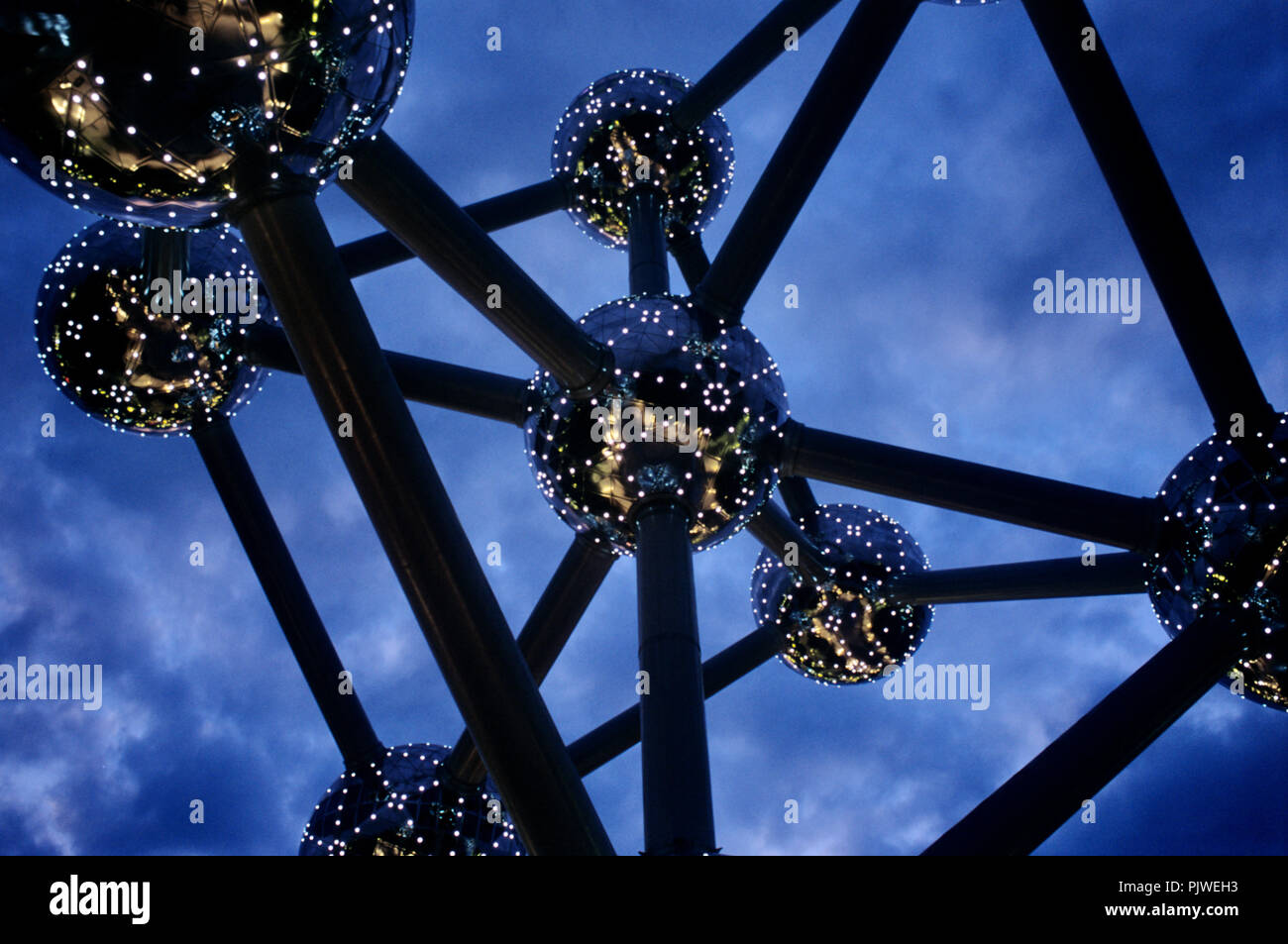 the Atomium at night, Brussels, Belgium, 01/09/2007 Stock Photo - Alamy