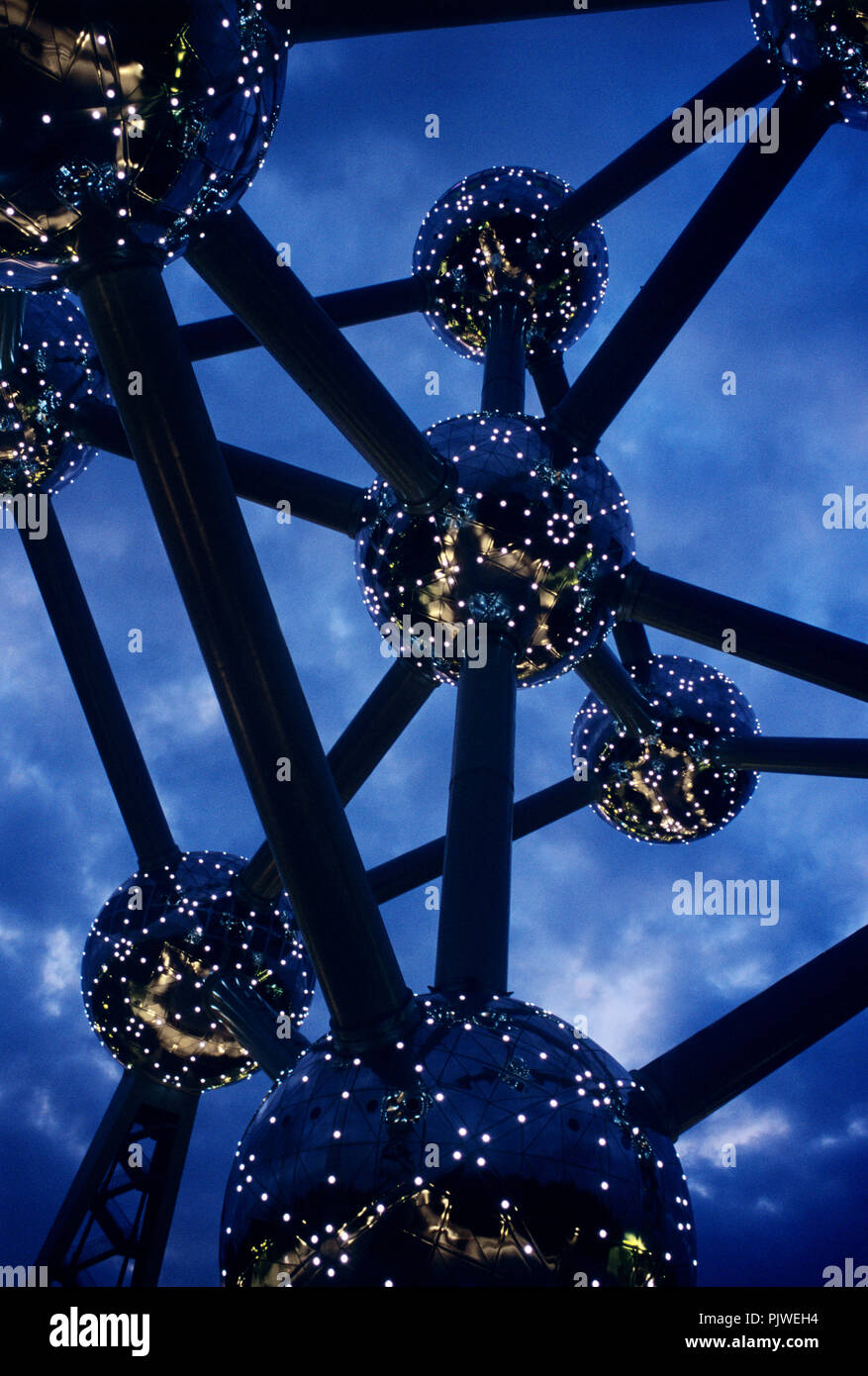 Atomium night view brussels belgium hi-res stock photography and images ...