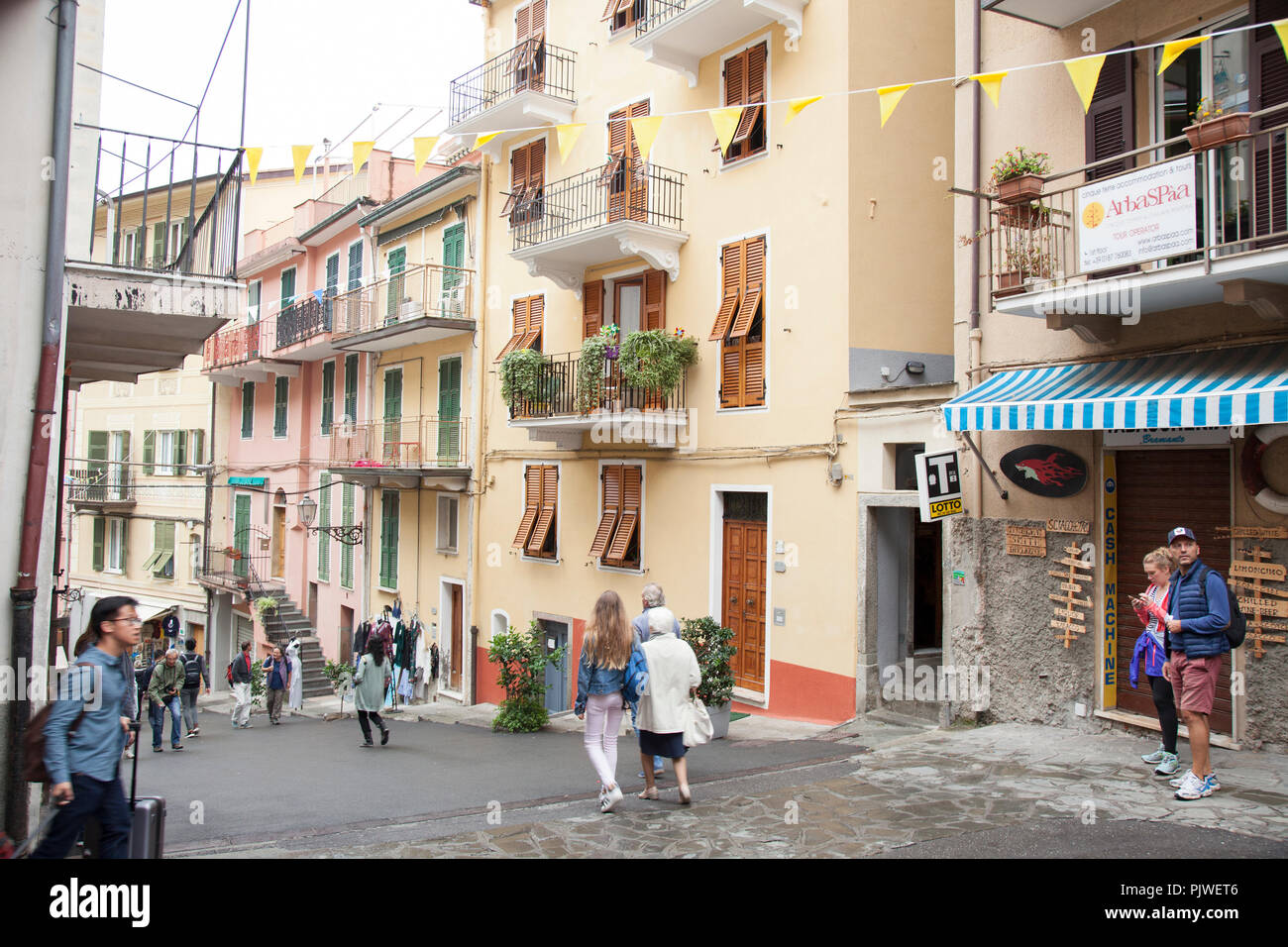 Crowded houses hi-res stock photography and images - Alamy