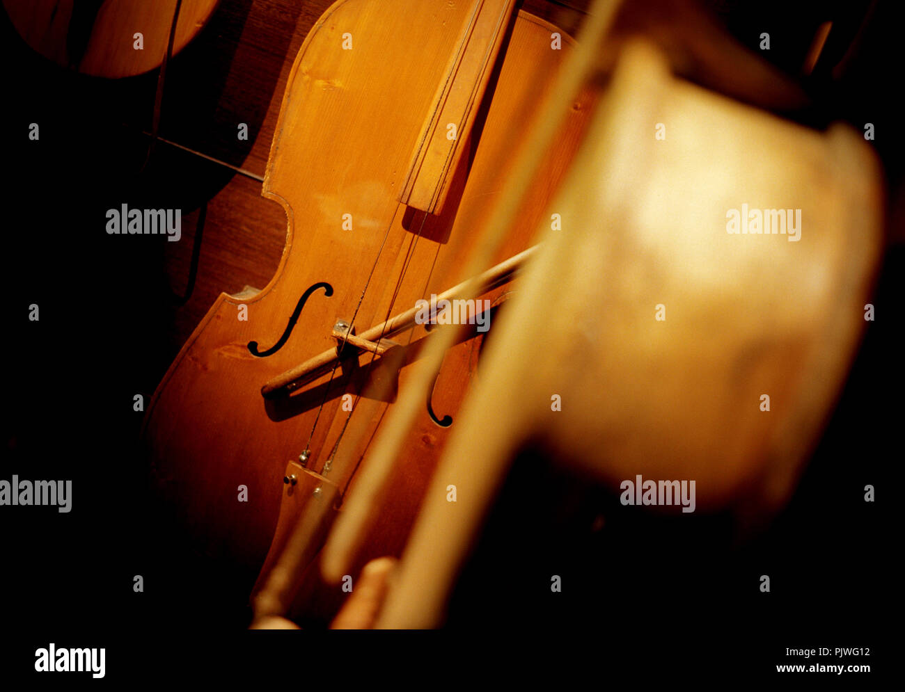 Instrument de musique de violon hi-res stock photography and images - Alamy