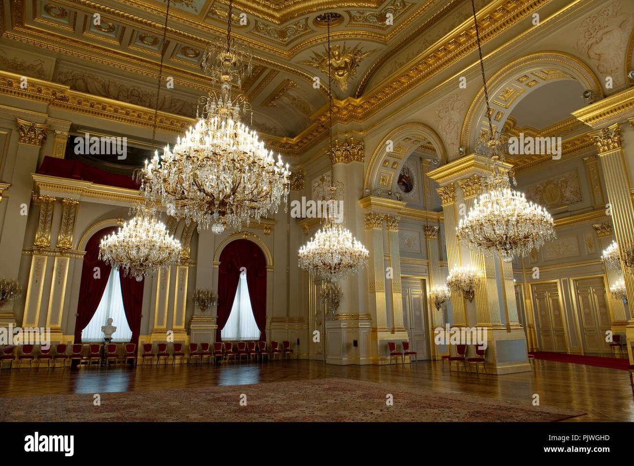 Monarchie palais royal hi-res stock photography and images - Alamy