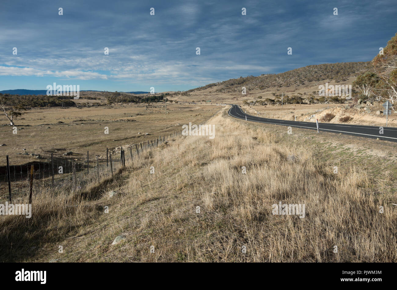 The Alpine way heading towards Jindabyne in the Snowy Mountains region ...