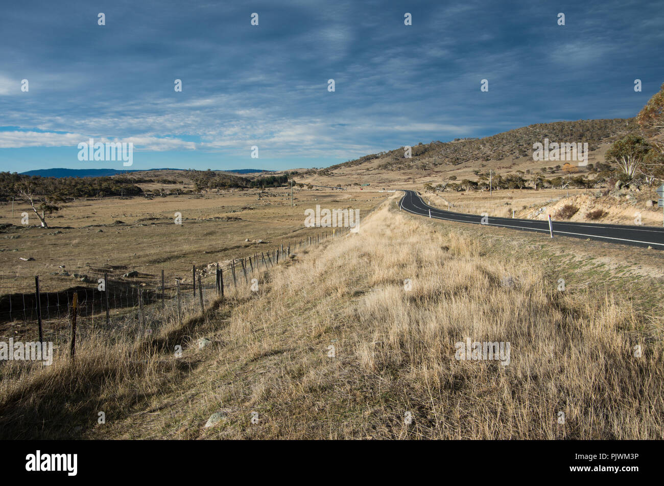 The Alpine way heading towards Jindabyne in the Snowy Mountains region ...