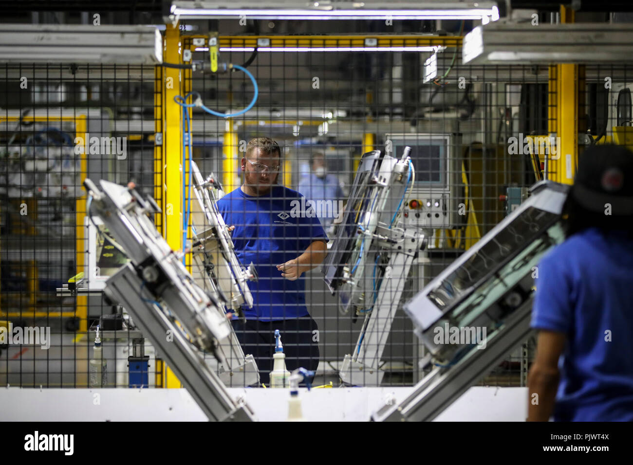 New York, USA. 21st Aug, 2018. Employees work at the Fuyao Glass ...