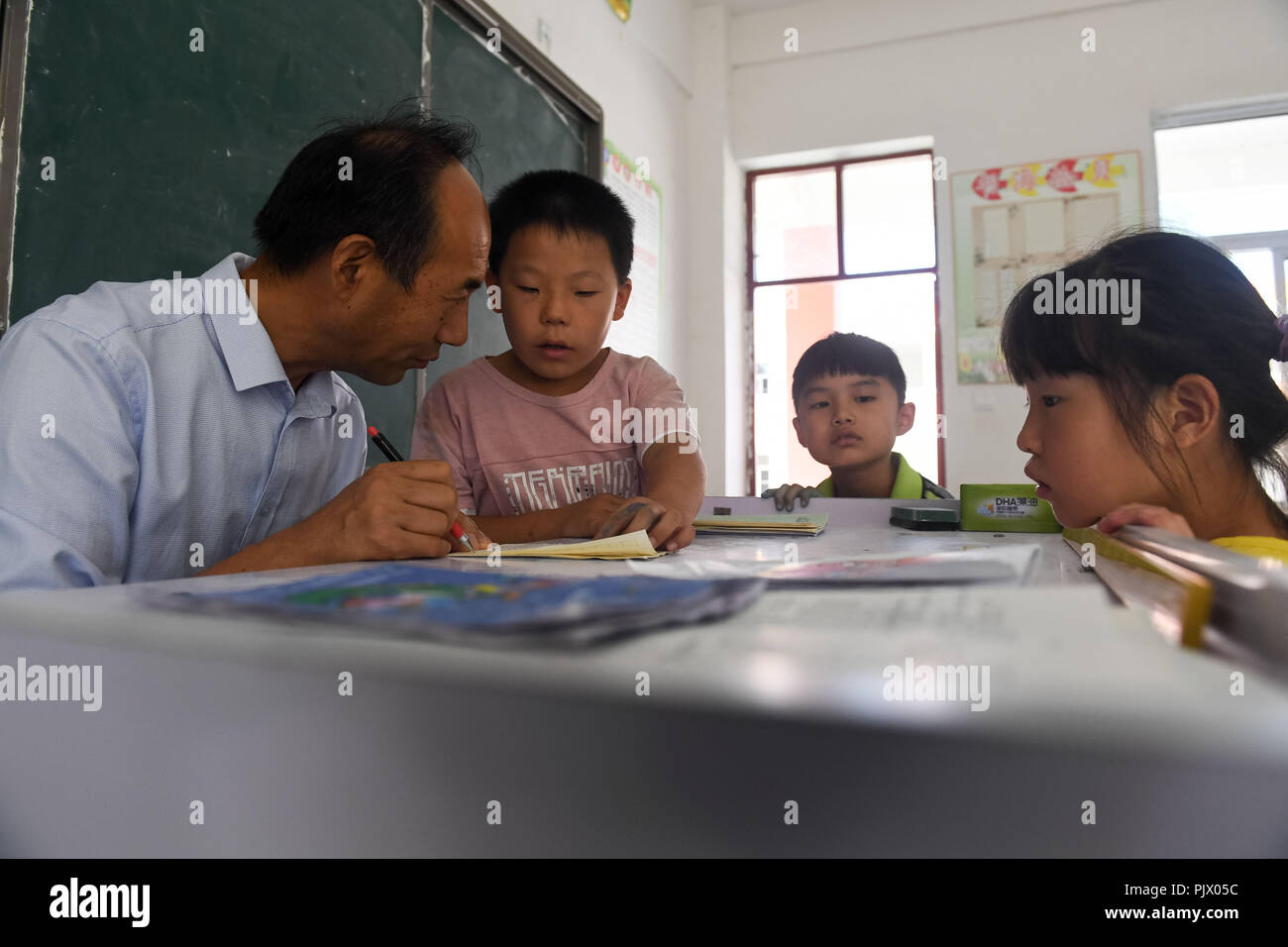 Chinese news papers hi-res stock photography and images - Alamy