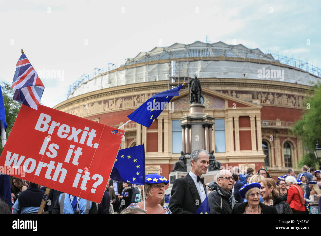 Royal albert hall exterior 2018 hi-res stock photography and images - Alamy