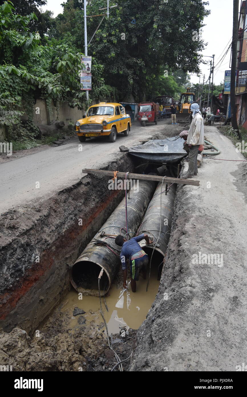 Indian digging road hi-res stock photography and images - Alamy