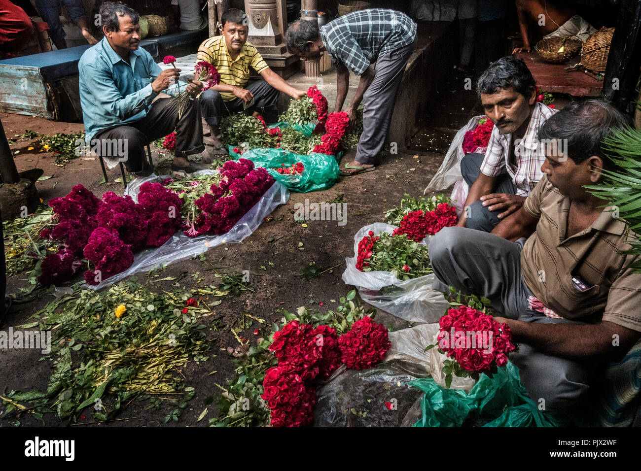 Kolkata, India. 9th Sep, 2018. Indian flower vendors wait for customers ...