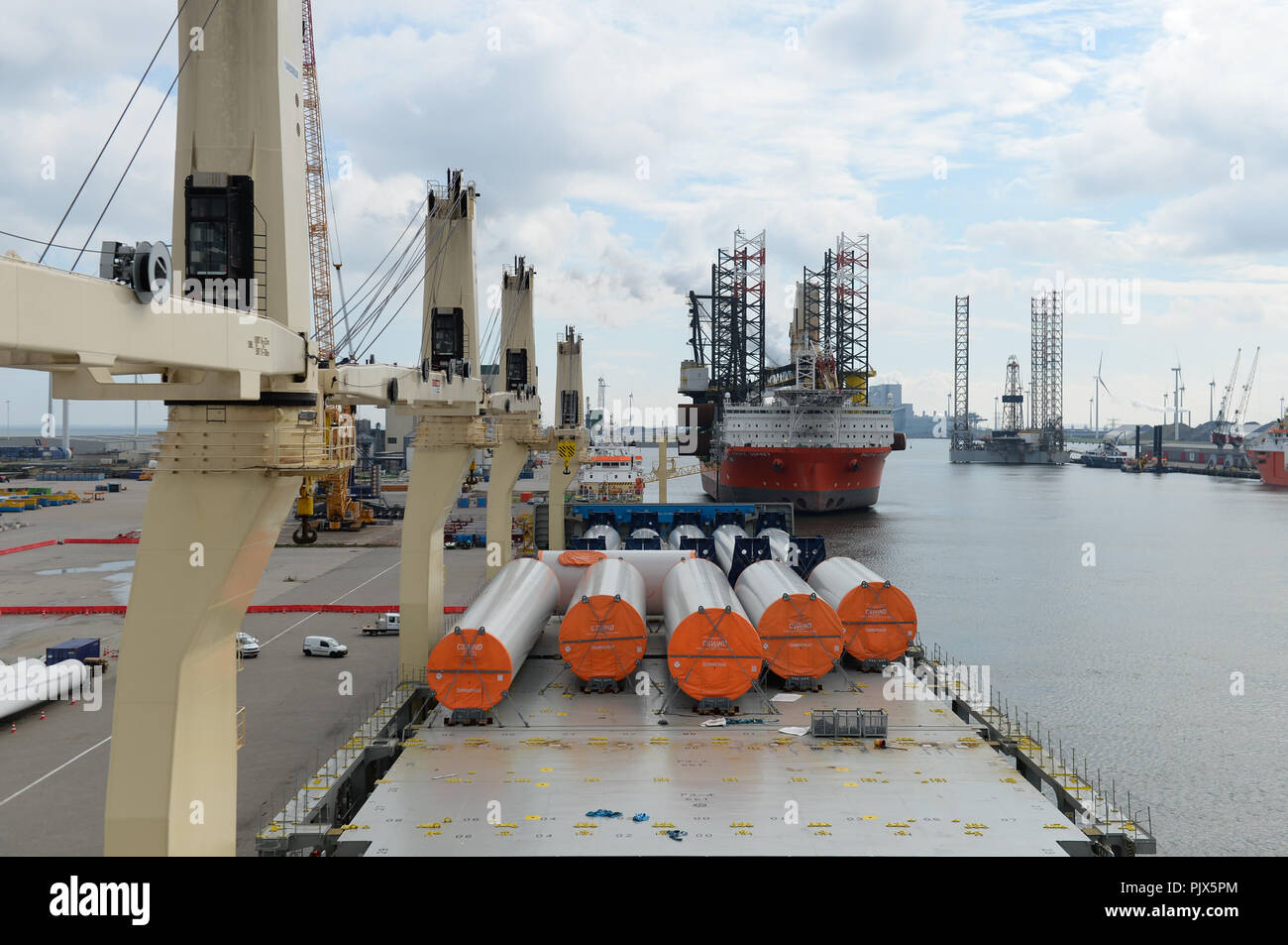 Eemshaven, The Netherlands. 9th Sep, 2018. The Tian En vessel of China ...