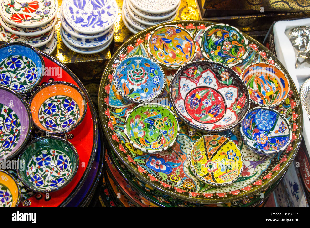 Traditional Turkish ceramic plates in bazaar Stock Photo - Alamy