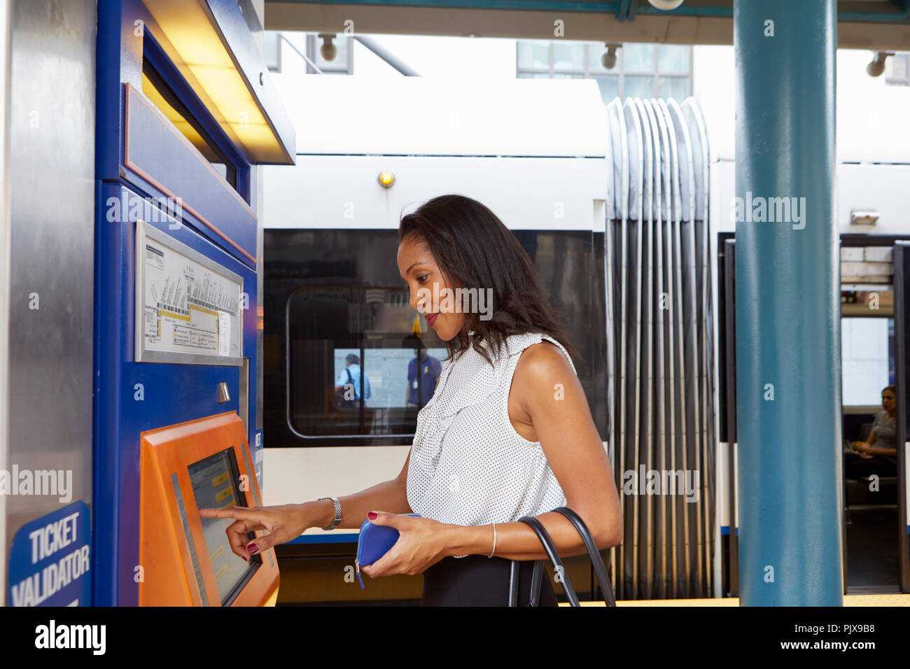 Platform ticket machine hi-res stock photography and images - Alamy