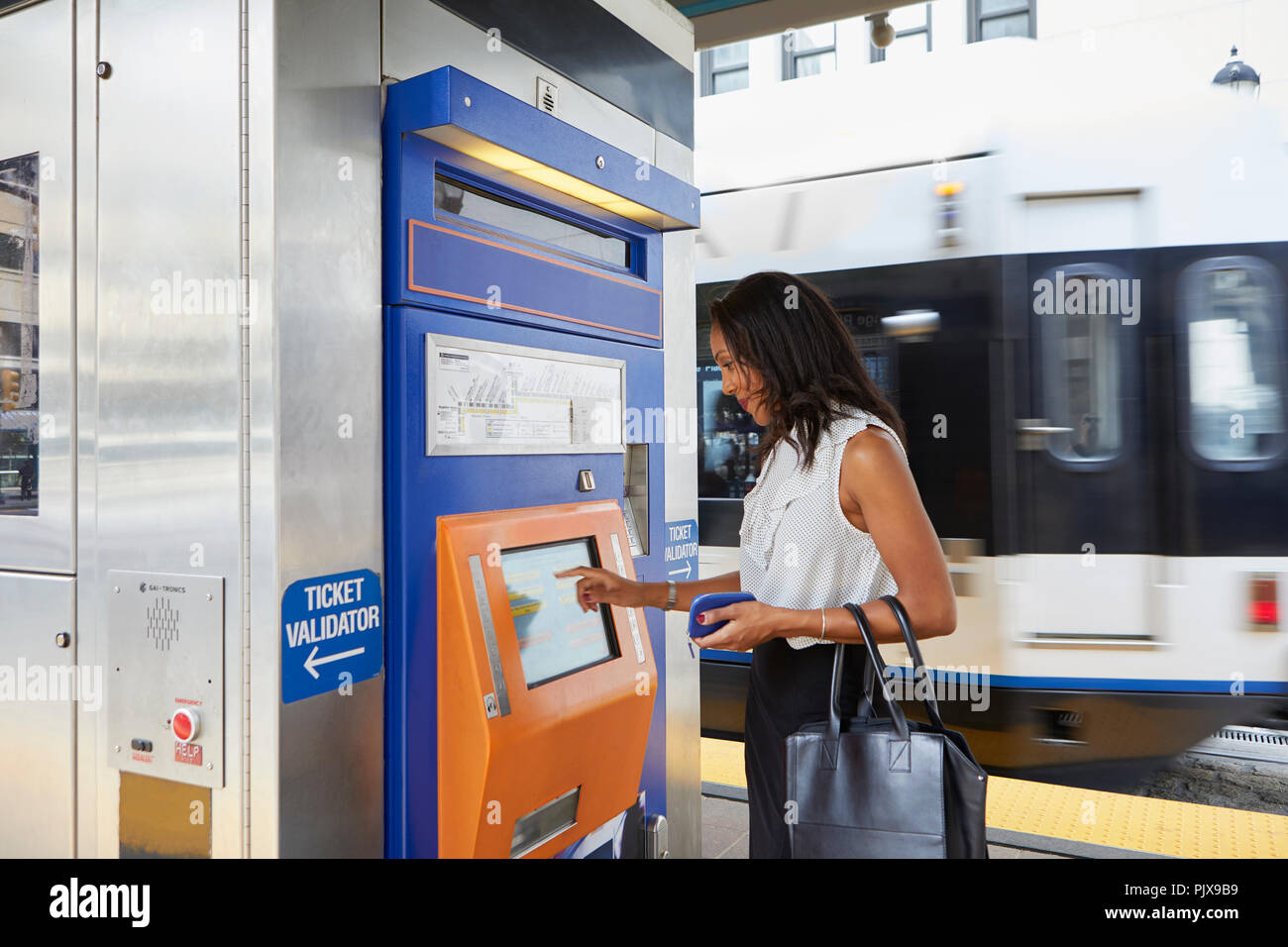 Platform ticket machine hi-res stock photography and images - Alamy