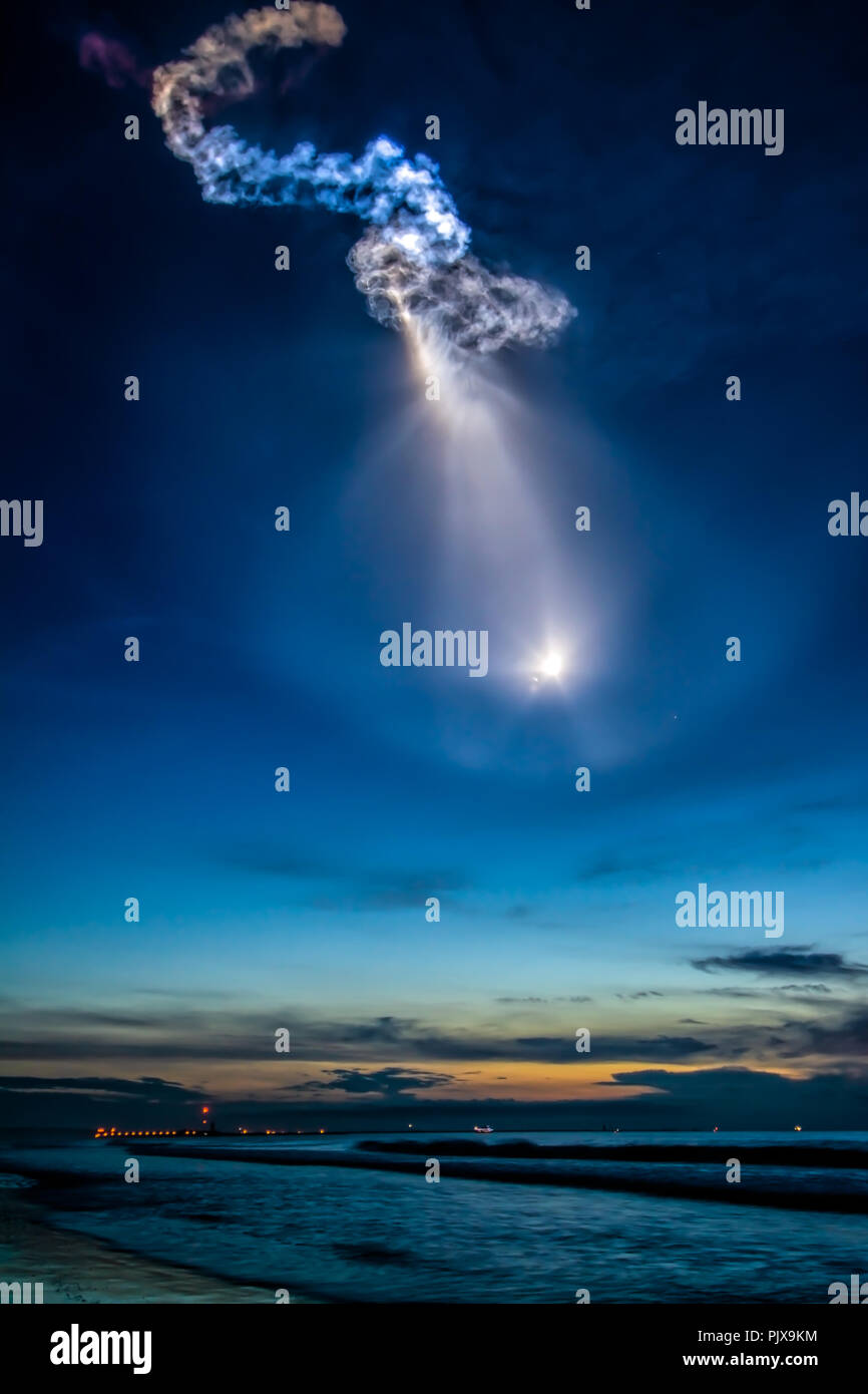 Spacex falcon 9 rocket launches hi-res stock photography and images - Alamy