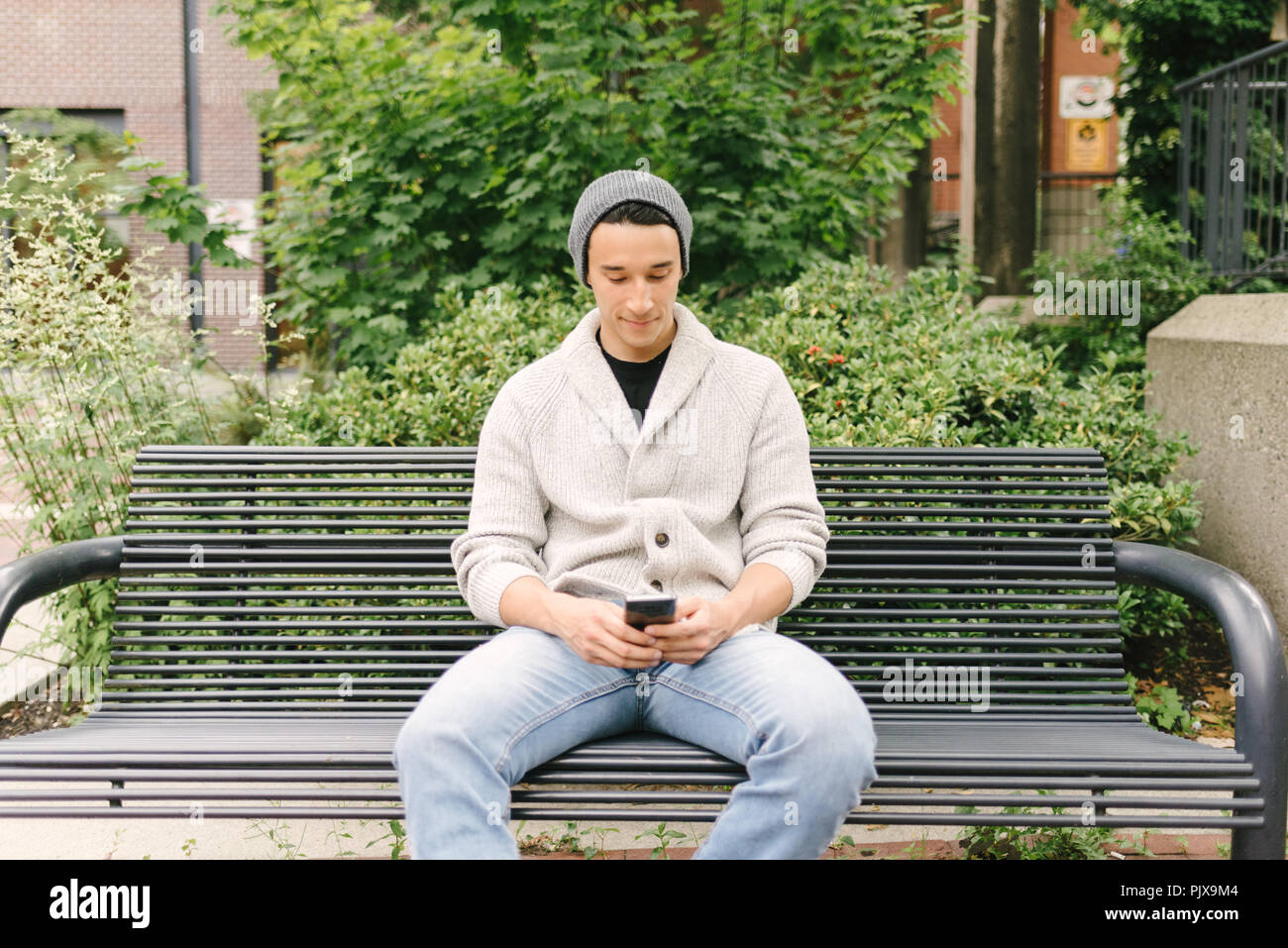 Man sitting texting hi-res stock photography and images - Alamy