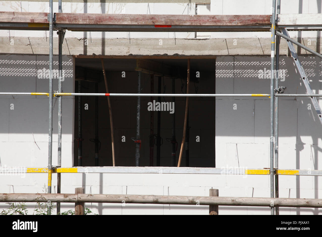 Window opening, scaffolding, house facade, shell Stock Photo - Alamy