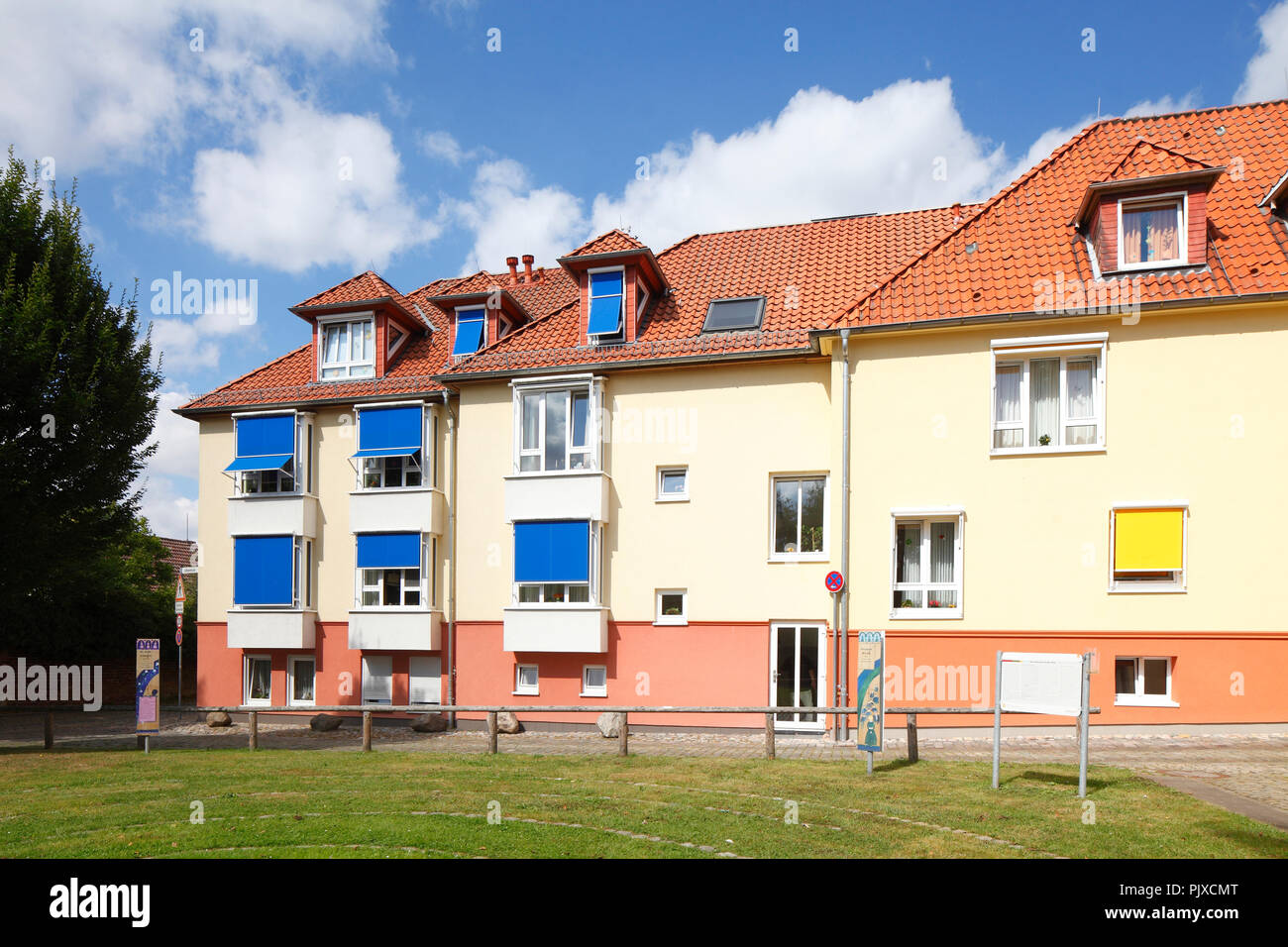 Yellow modern residential building Stock Photo - Alamy