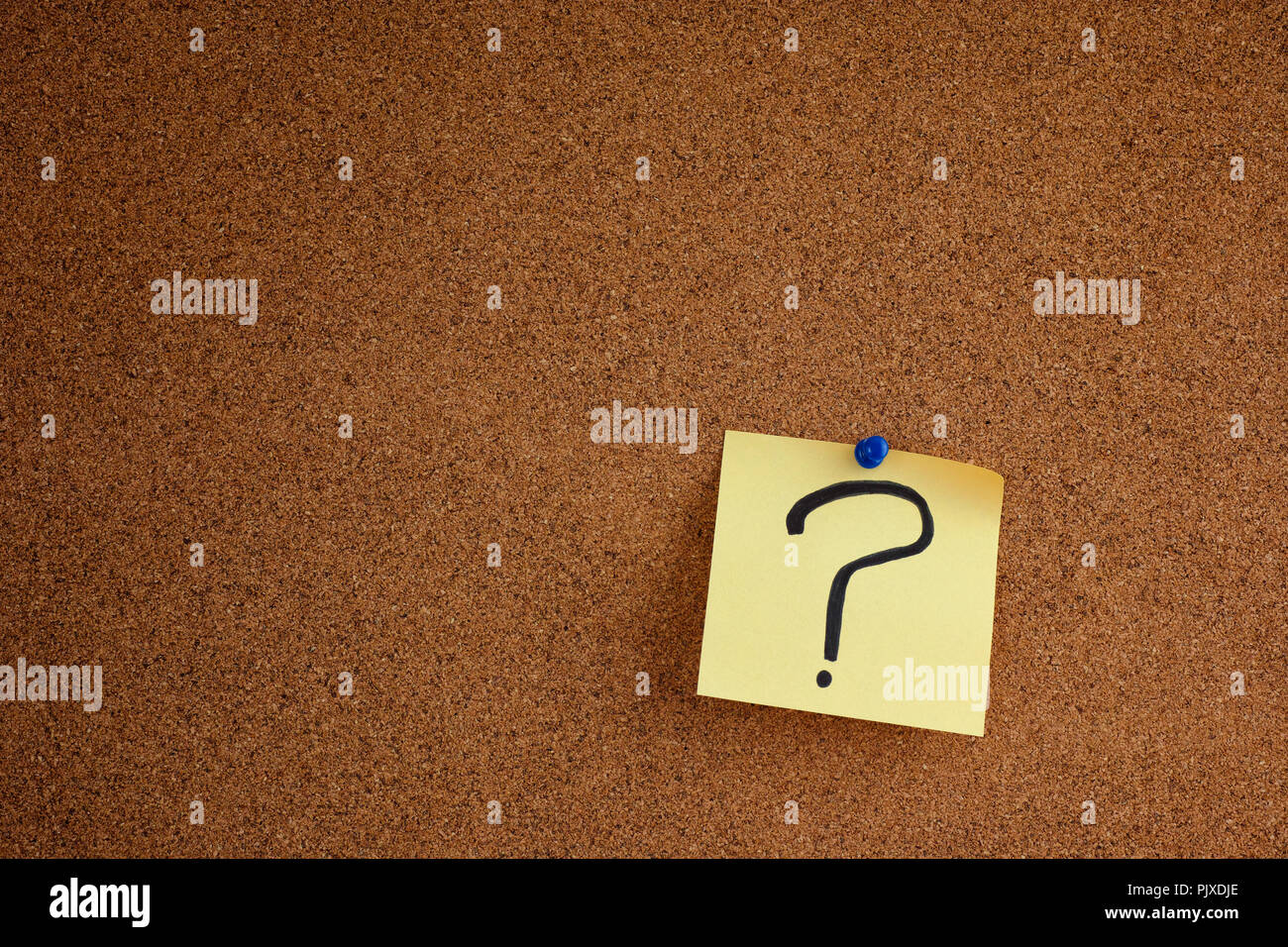 Post it note with question mark on bulletin board. Close up Stock Photo ...