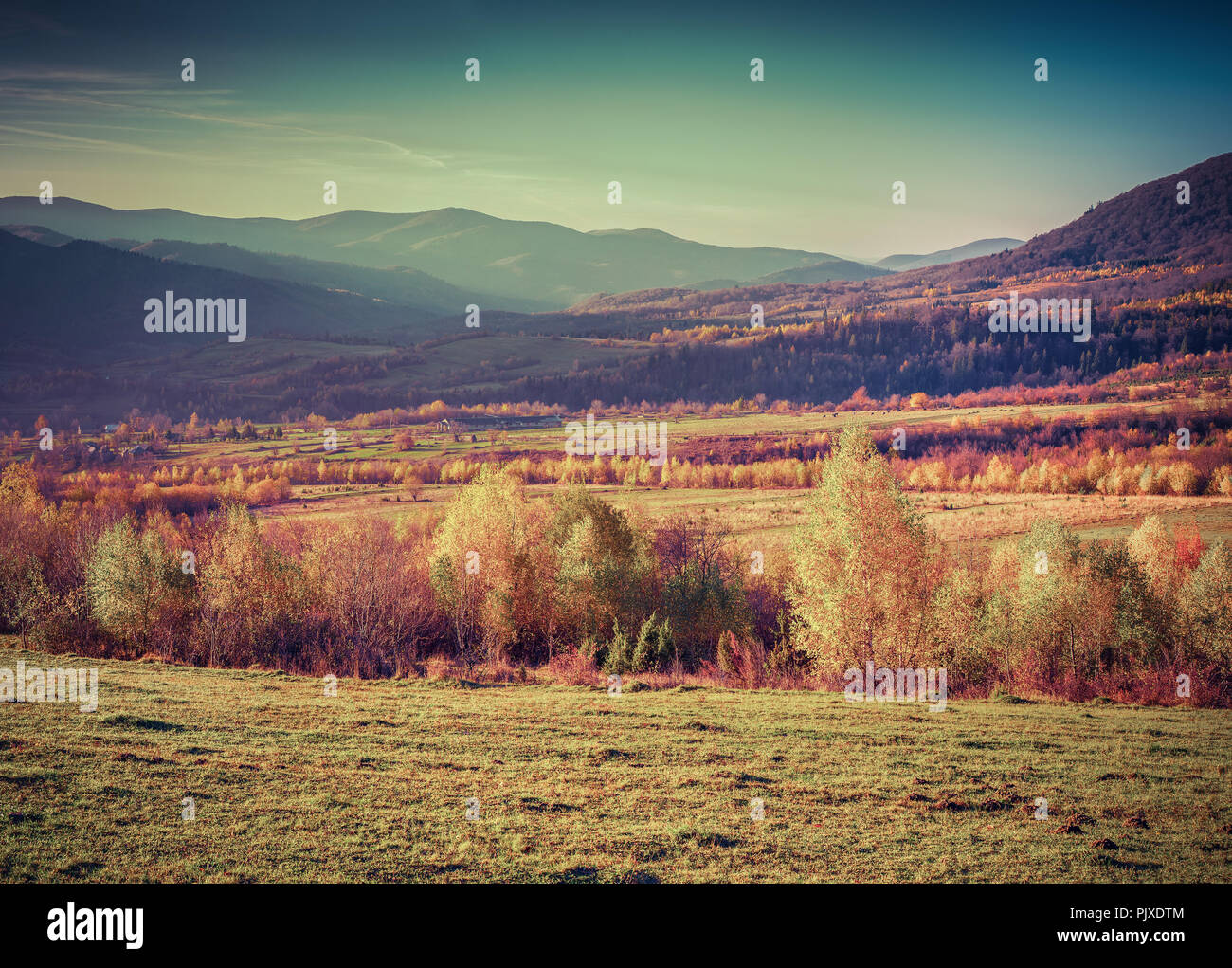 Mountains retro hi-res stock photography and images - Alamy