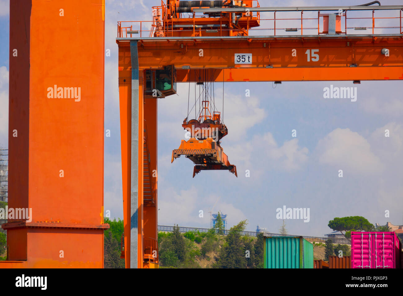 Shore crane loading containers in freight ship Stock Photo - Alamy