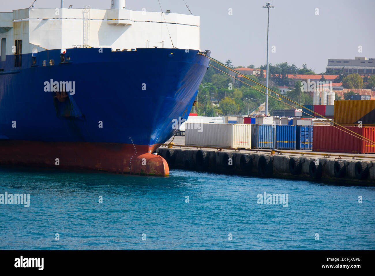 Shore crane loading containers in freight ship Stock Photo - Alamy
