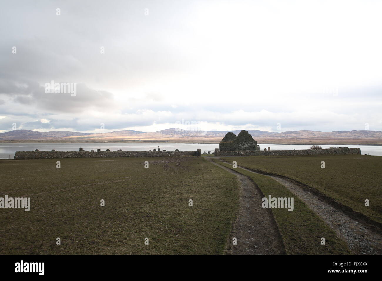 Ruins of a church and cemetery on Islay / Ruines d'une église et ...