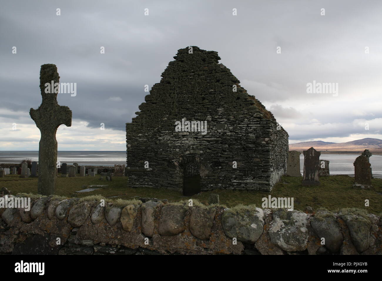 Church in ruins and cemetery by the sea in Islay / Eglise en ruine et ...