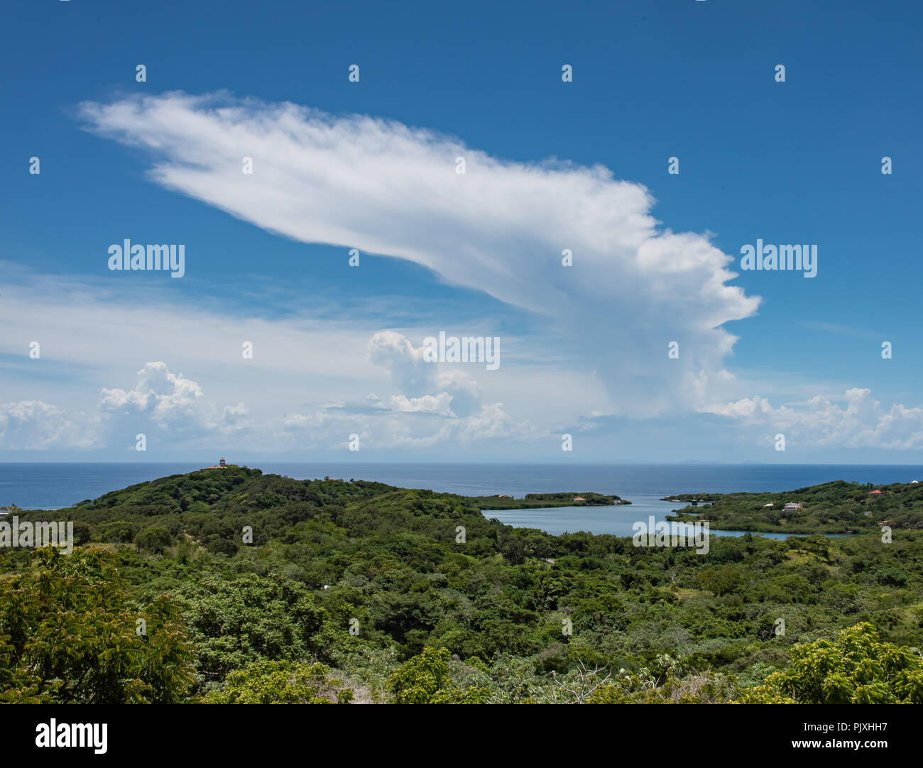 Anvil cloud over ocean hi-res stock photography and images - Alamy