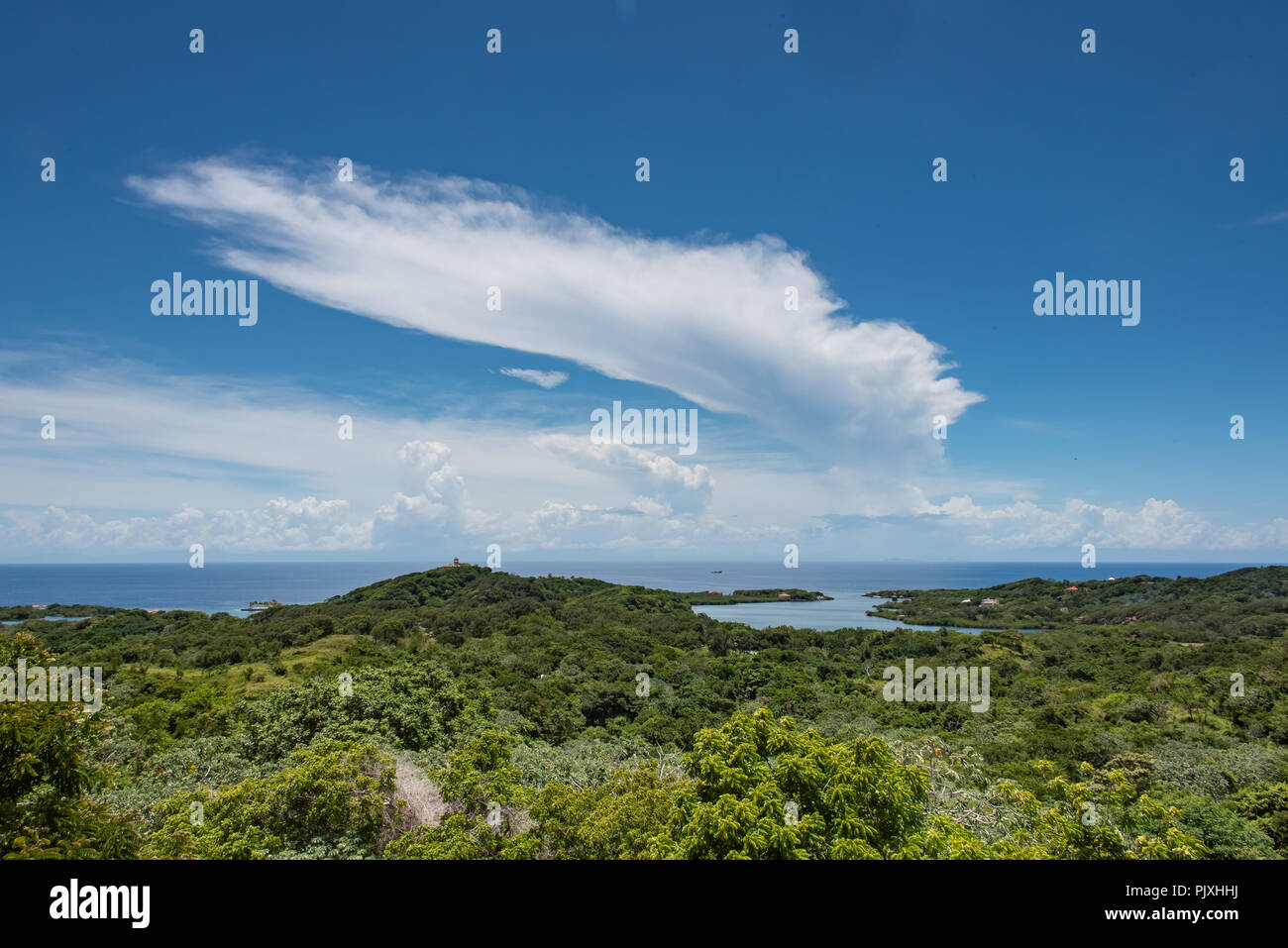 Anvil cloud over ocean hi-res stock photography and images - Alamy