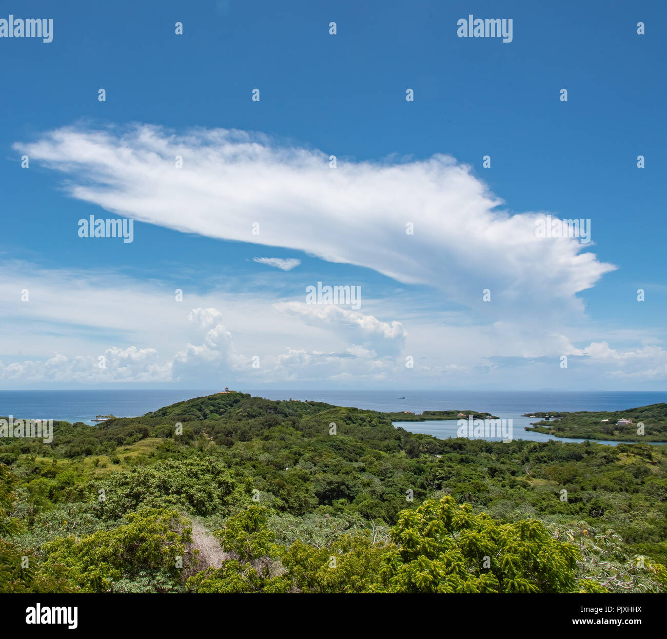 Anvil cloud over ocean hi-res stock photography and images - Alamy