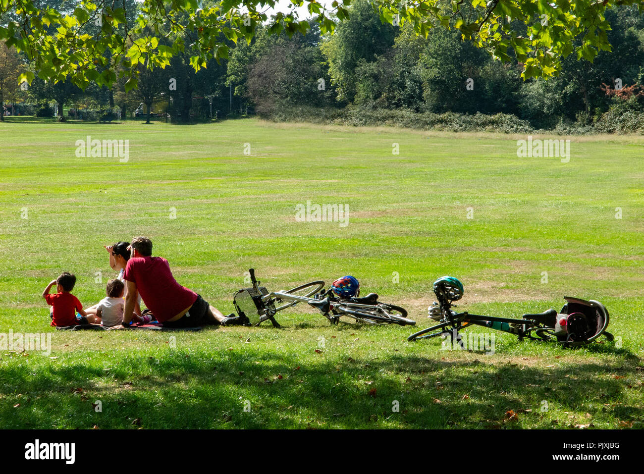 A family enjoy a rest during a bike ride Stock Photo - Alamy