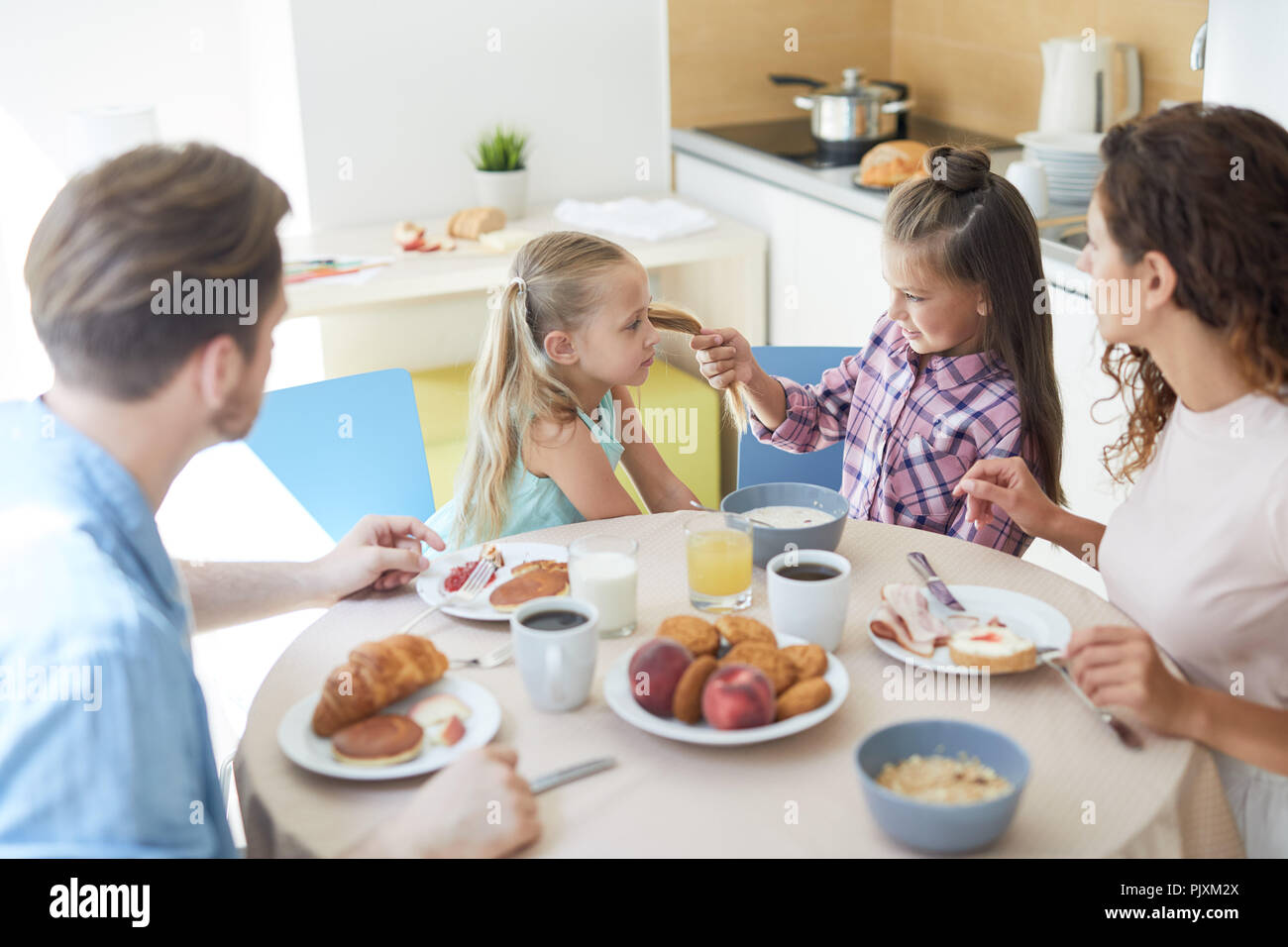 Family dinner meal home hi-res stock photography and images - Alamy
