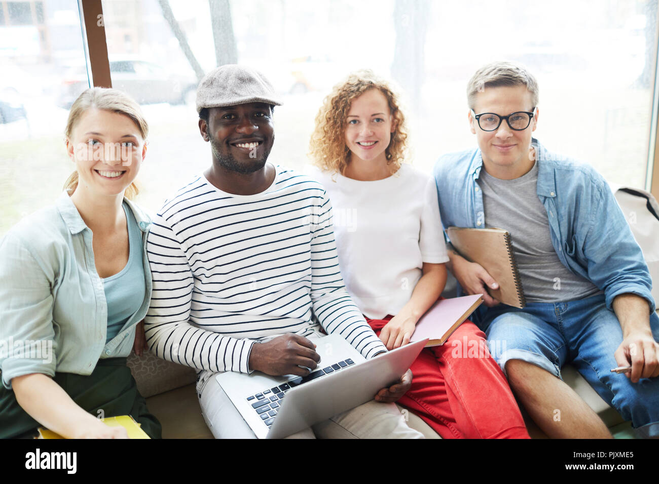College lifestyle hi-res stock photography and images - Alamy