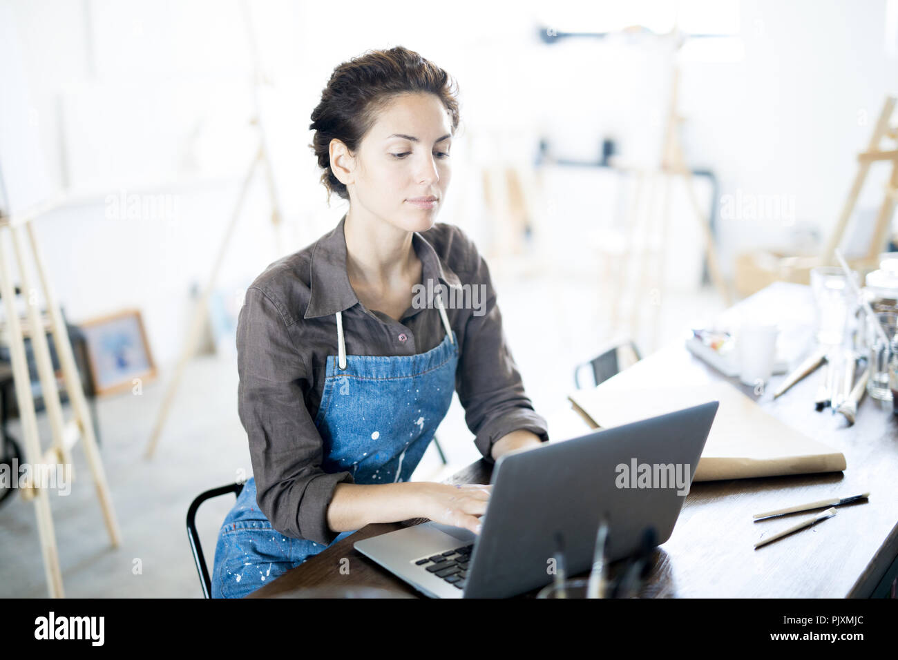 Working class woman painting hi-res stock photography and images - Alamy
