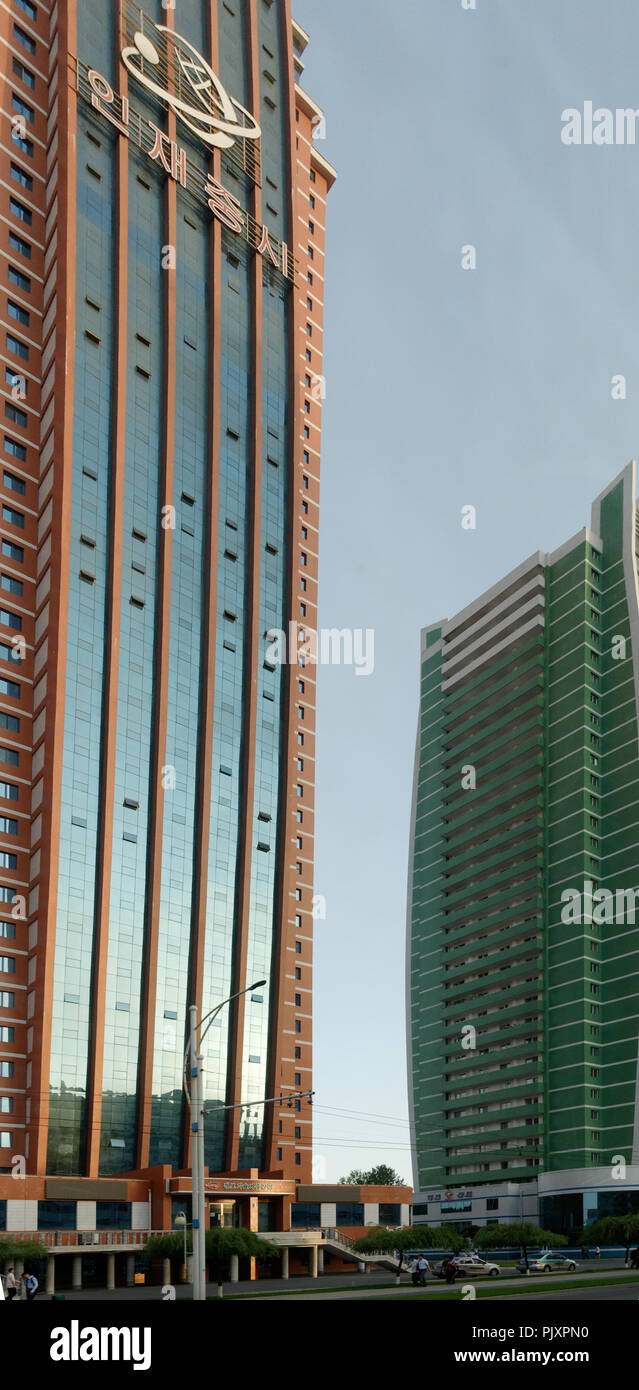 Tall glass buildings hi-res stock photography and images - Alamy