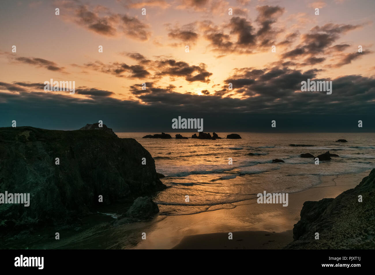 Oregon coast sunset sea stacks hi-res stock photography and images - Alamy