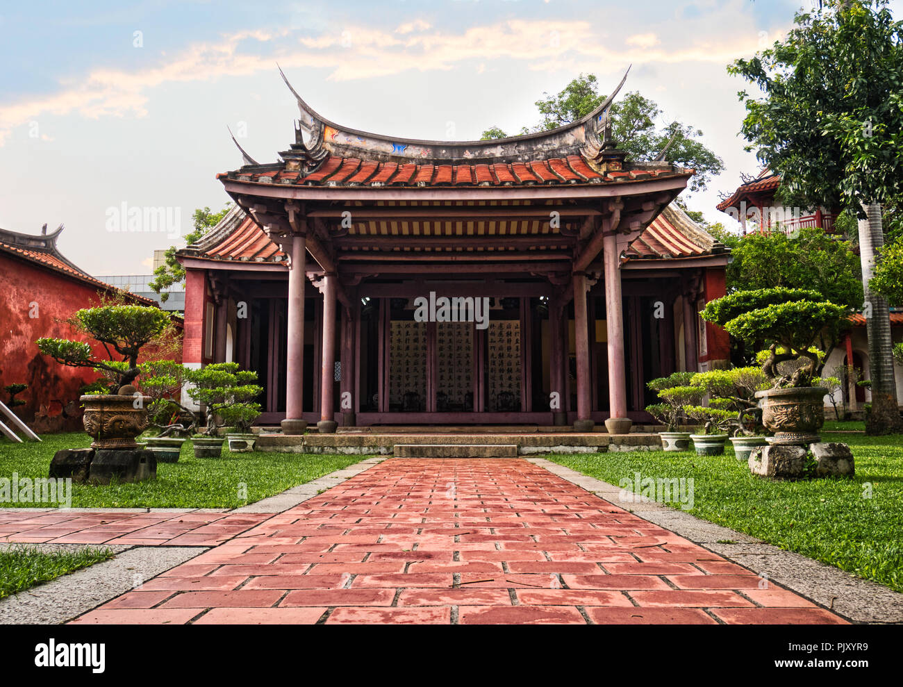 Gateway chinese architecture hi-res stock photography and images - Alamy