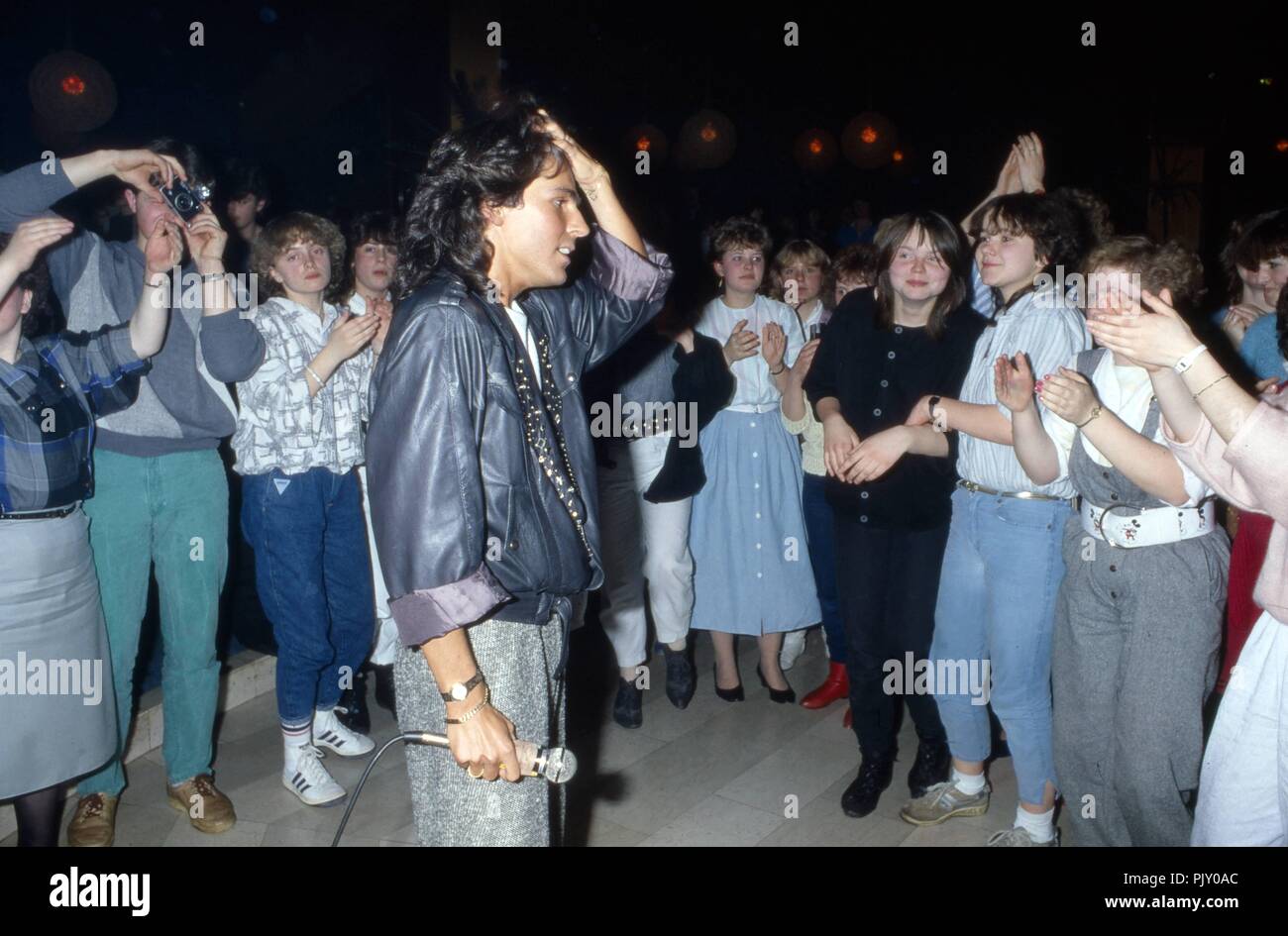 Thomas Anders, Sänger der Band "Modern Talking" bei einem Soloauftritt ...