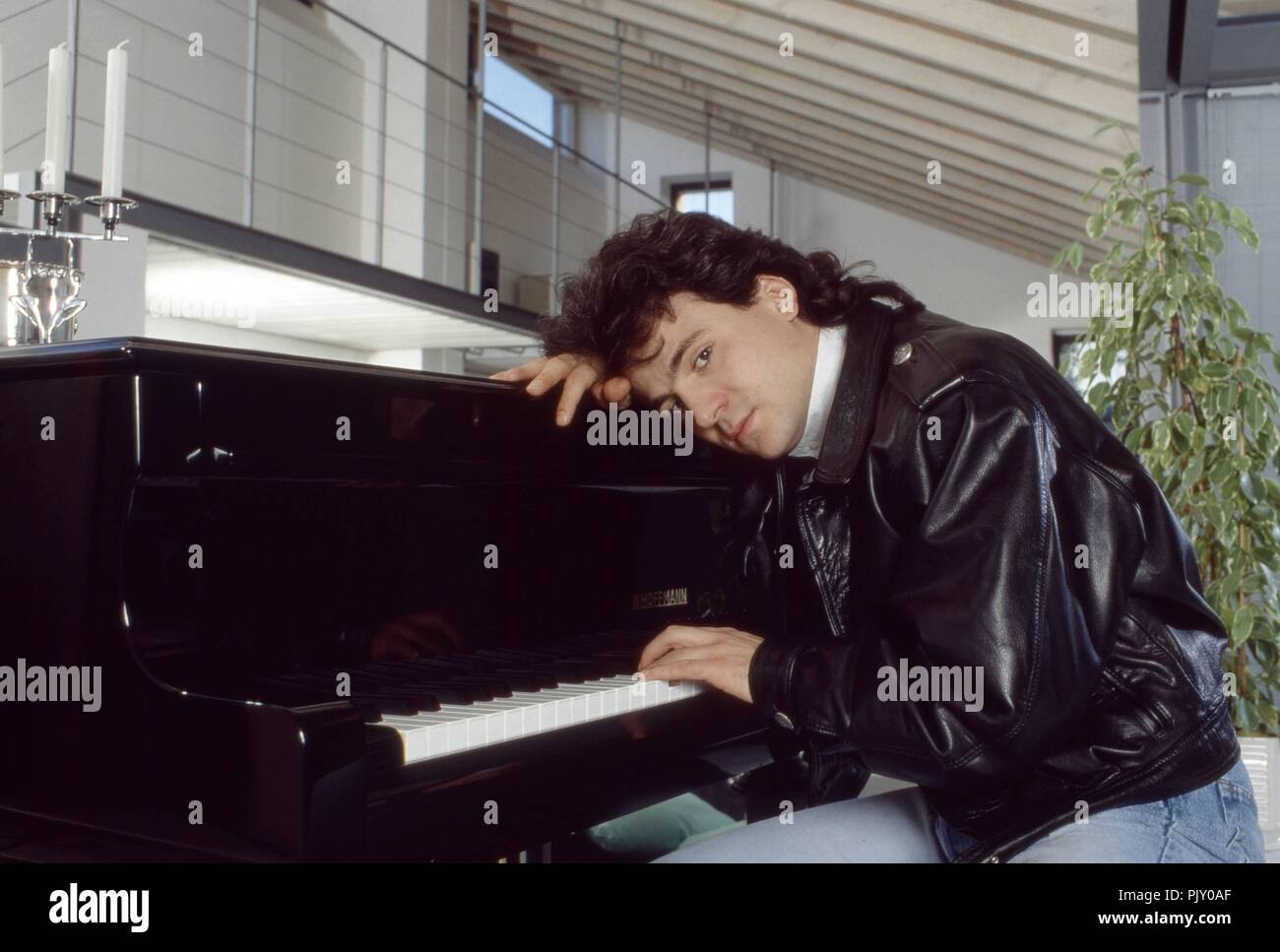 Sänger Nino de Angelo am Flügel in Köln, Deutschland 1989. Singer Nino ...