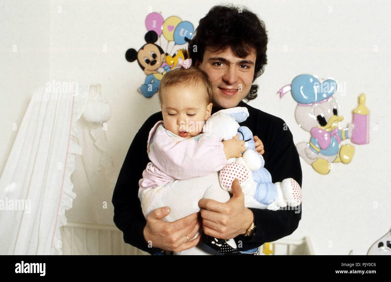 Sänger Nino de Angelo mit Baby in Köln, Deutschland 1989. Singer Nino ...