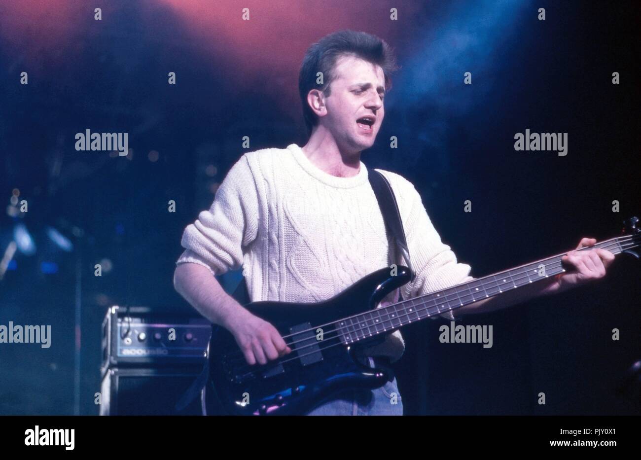 Bassist Tony Ayre von der britischen Alternative-Pop-Band "The ...