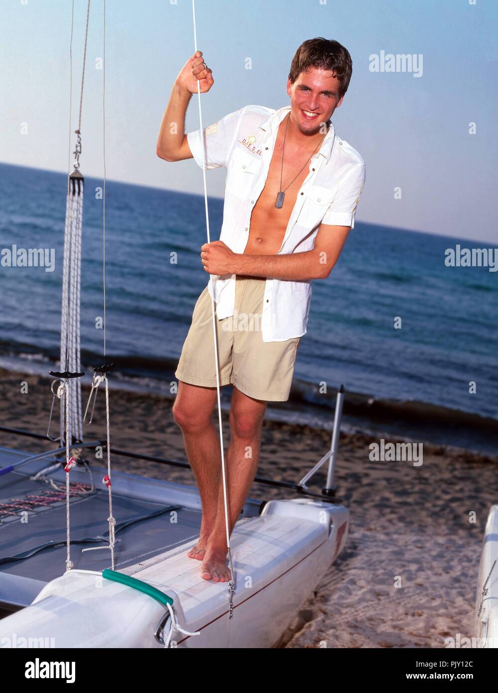 Sänger Alexander Klaws beim Promoshoot am Strand in der Türkei, 2003 ...