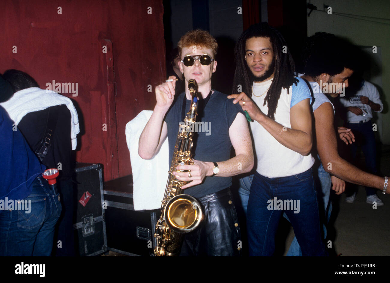 UB40 (v.l. Brian Travers, Terence „Astro“ Wilson) in November 1982 ...