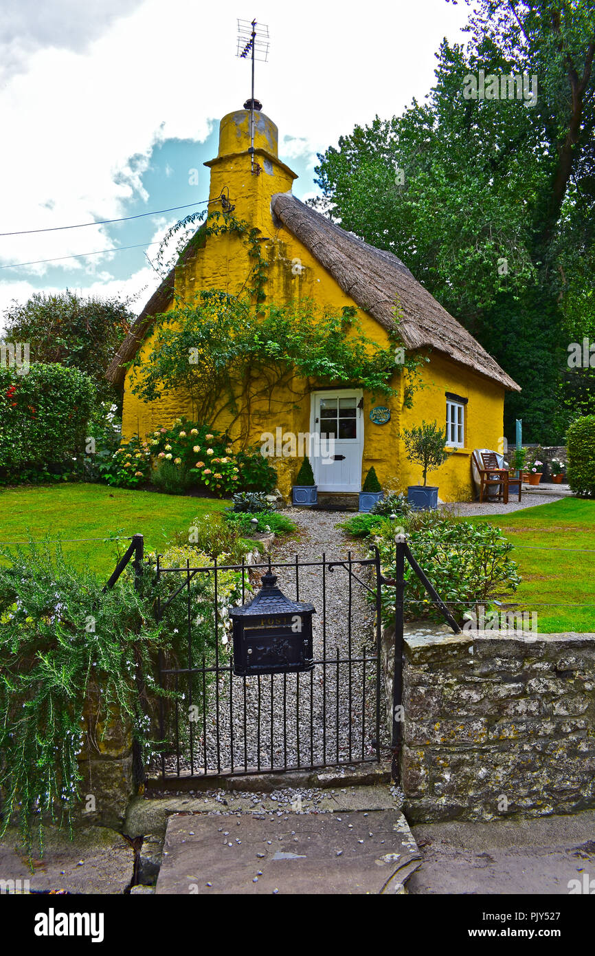 Traditional old welsh stone cottage hi-res stock photography and images ...